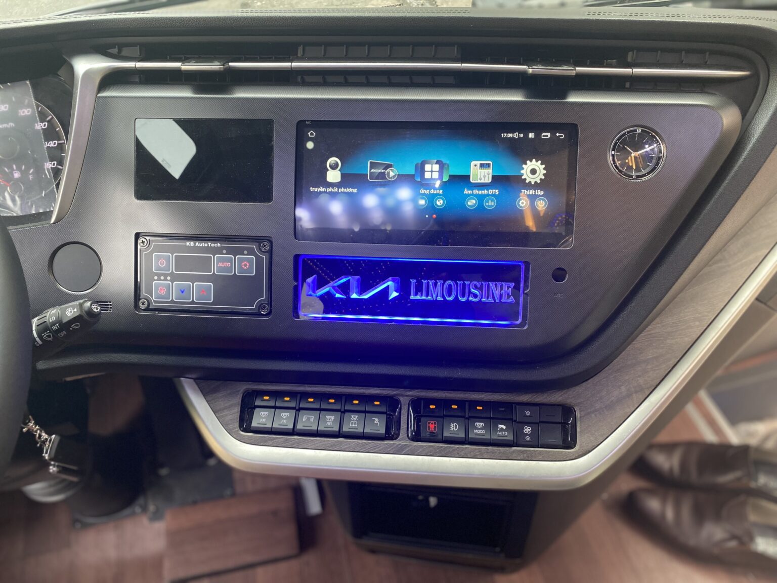 Xe Kia Grandbird 24 phòng Tracomeco 2023 – ĐÔNG ĐÔ AUTO